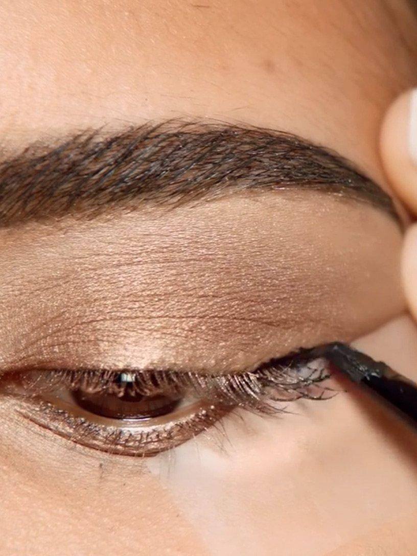 How to Apply The Graphic Arrow Liner Look | Makeup Tips