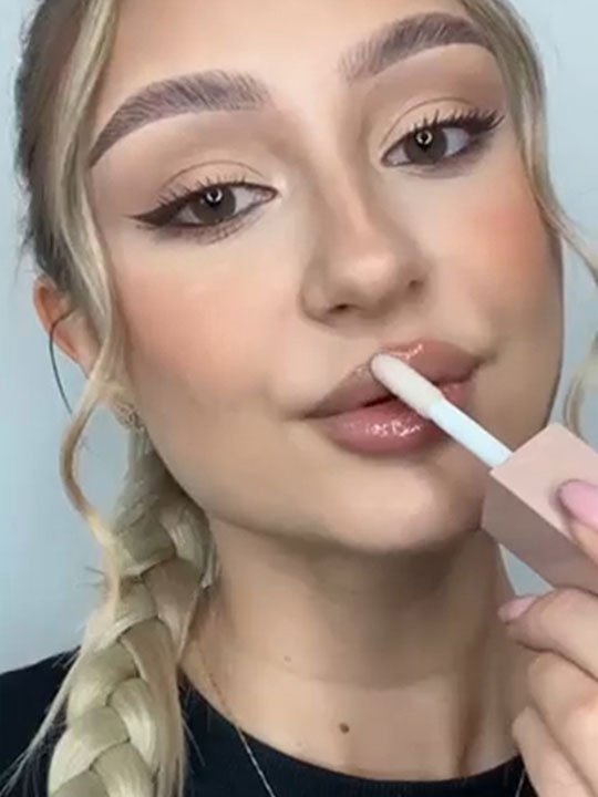 How to apply and wear lip gloss | Tips by Maybelline Master